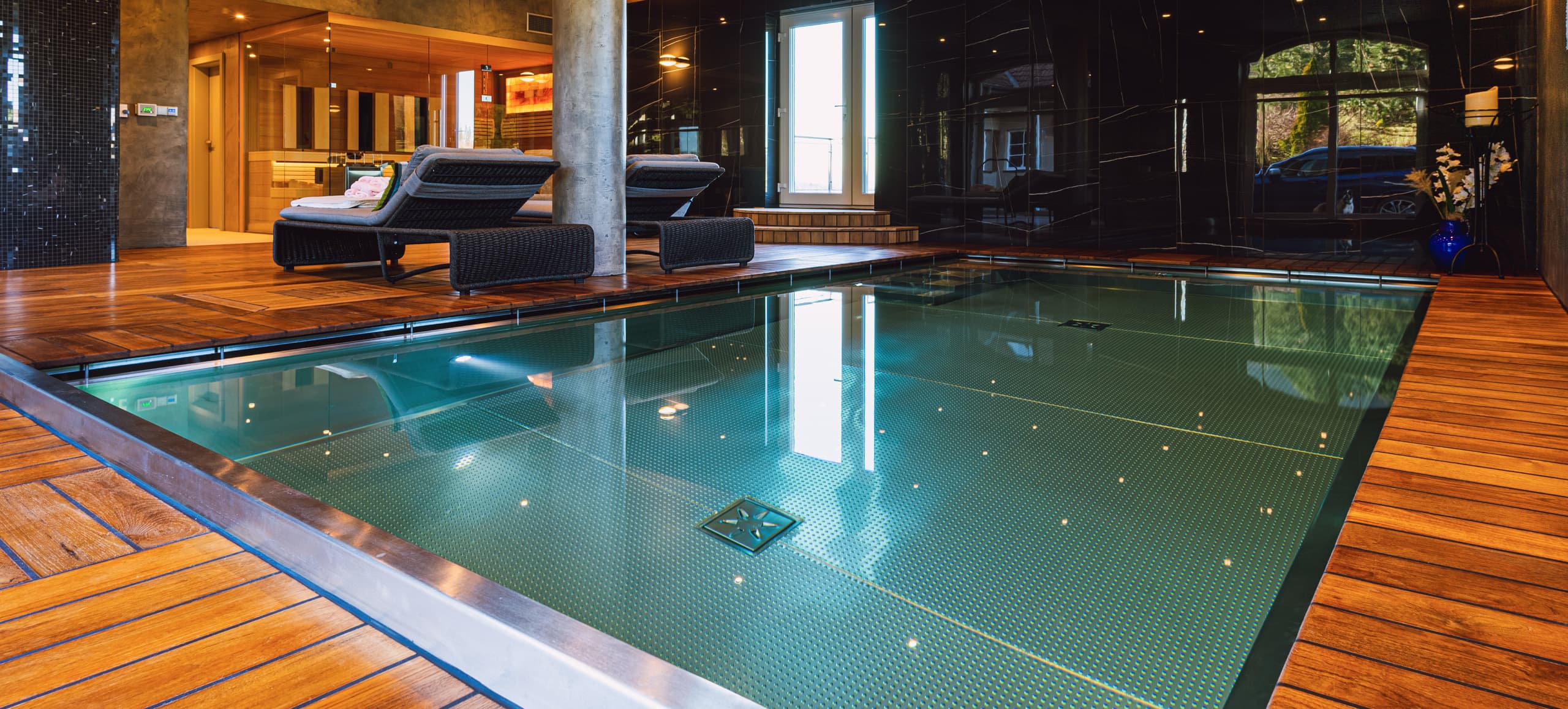 Indoor privat pool with hidden overflow channel 12